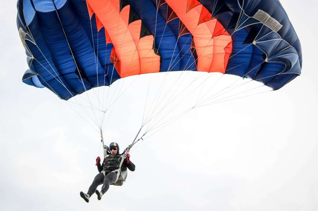 Learning To Skydive: Your Complete Guide - adventuro