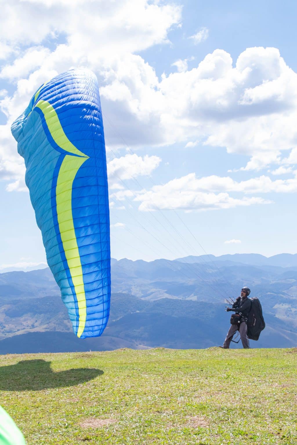 How to Launch a Paraglider – Three Techniques to Master - adventuro