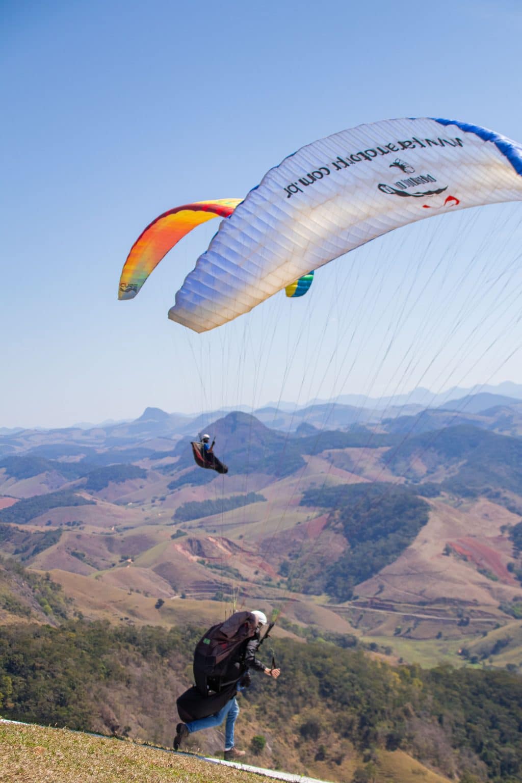 How to Launch a Paraglider – Three Techniques to Master - adventuro