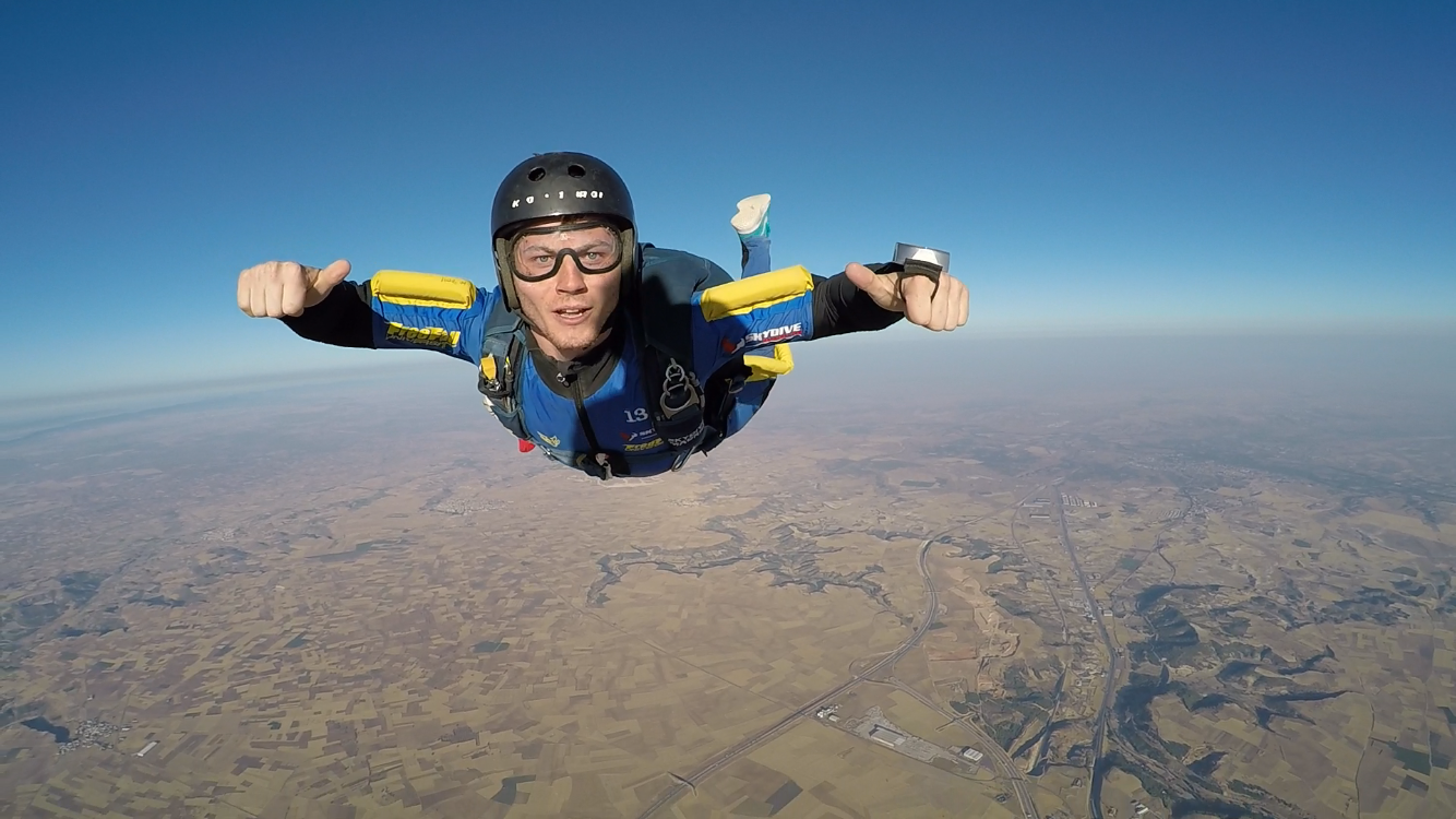 Skydiving Accellerated Free Fall (AFF) - adventuro