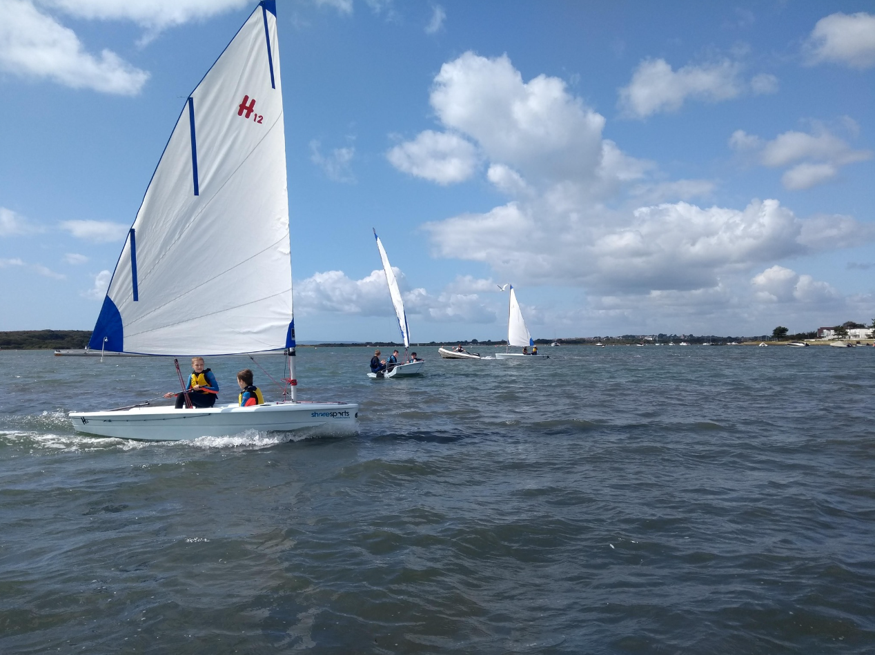 Sailing to Improver – Racing Techniques Course near Bournemouth - adventuro