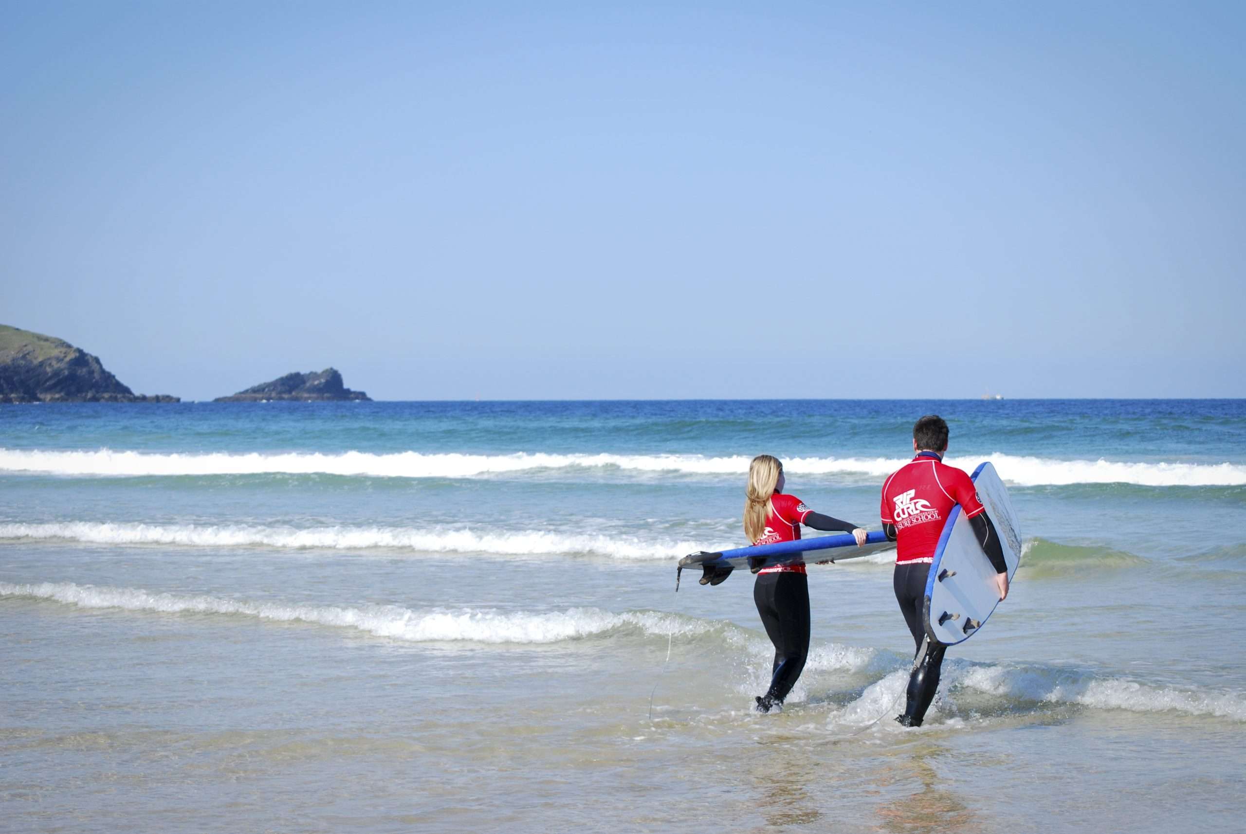 Family Surfing Lesson in Newquay - adventuro