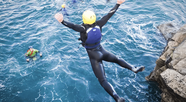 Kayak & Coasteer in Newquay - adventuro