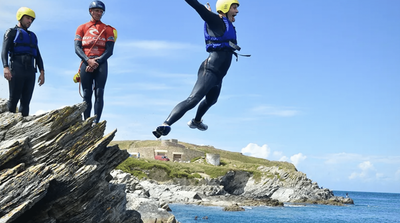 Kayak & Coasteer in Newquay - adventuro