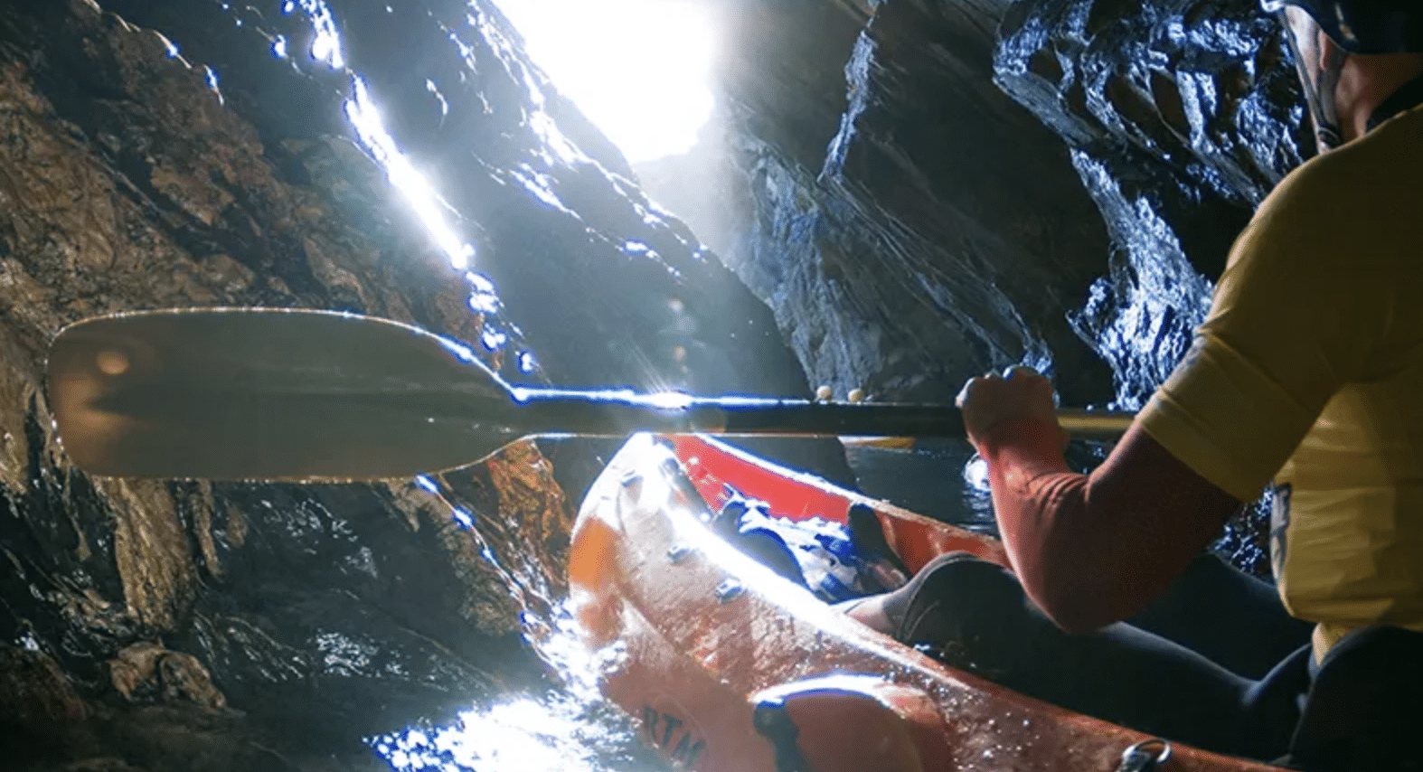 Kayak & Coasteer in Newquay - adventuro